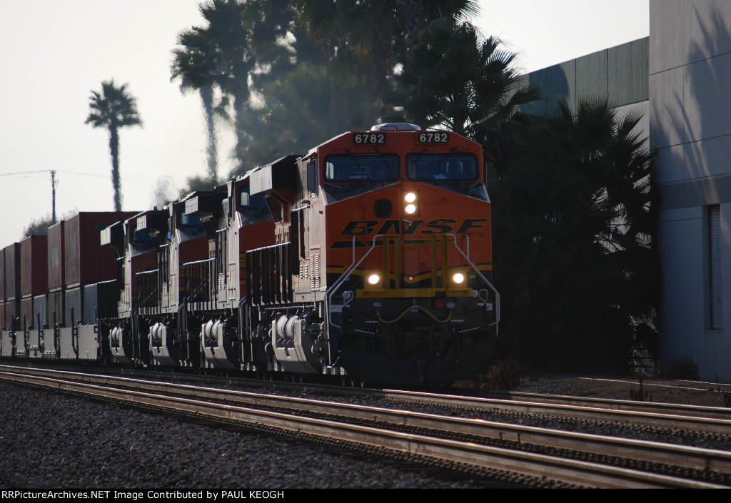 BNSF 6782 A Very, Very Brand New ES44C4 heads east just an 1 hour behind BNSF 6628 pulling a Hot ...